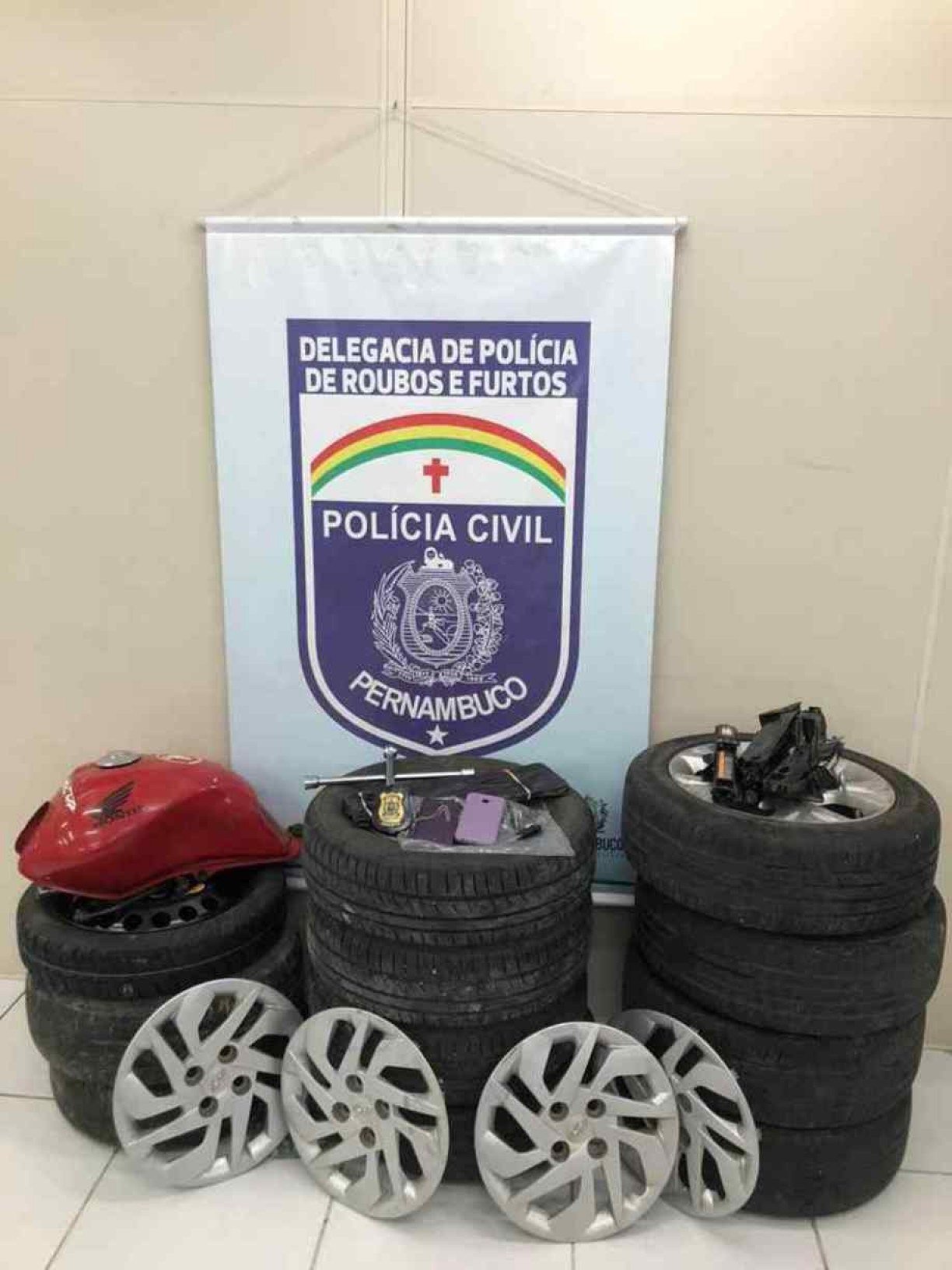 Polícia Prende Grupo Que Roubava Rodas De Carros Estacionados No Grande