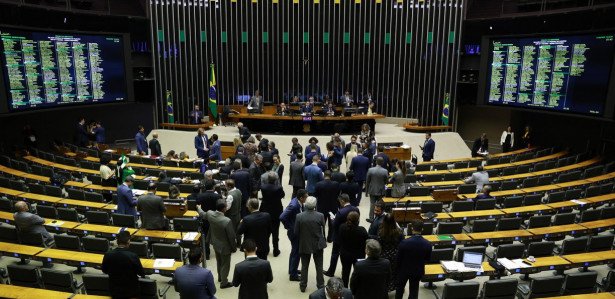 Projeto que prevê prisão a quem discriminar políticos pode beneficiar ... Projeto que prevê prisão a quem discriminar políticos pode beneficiar ...